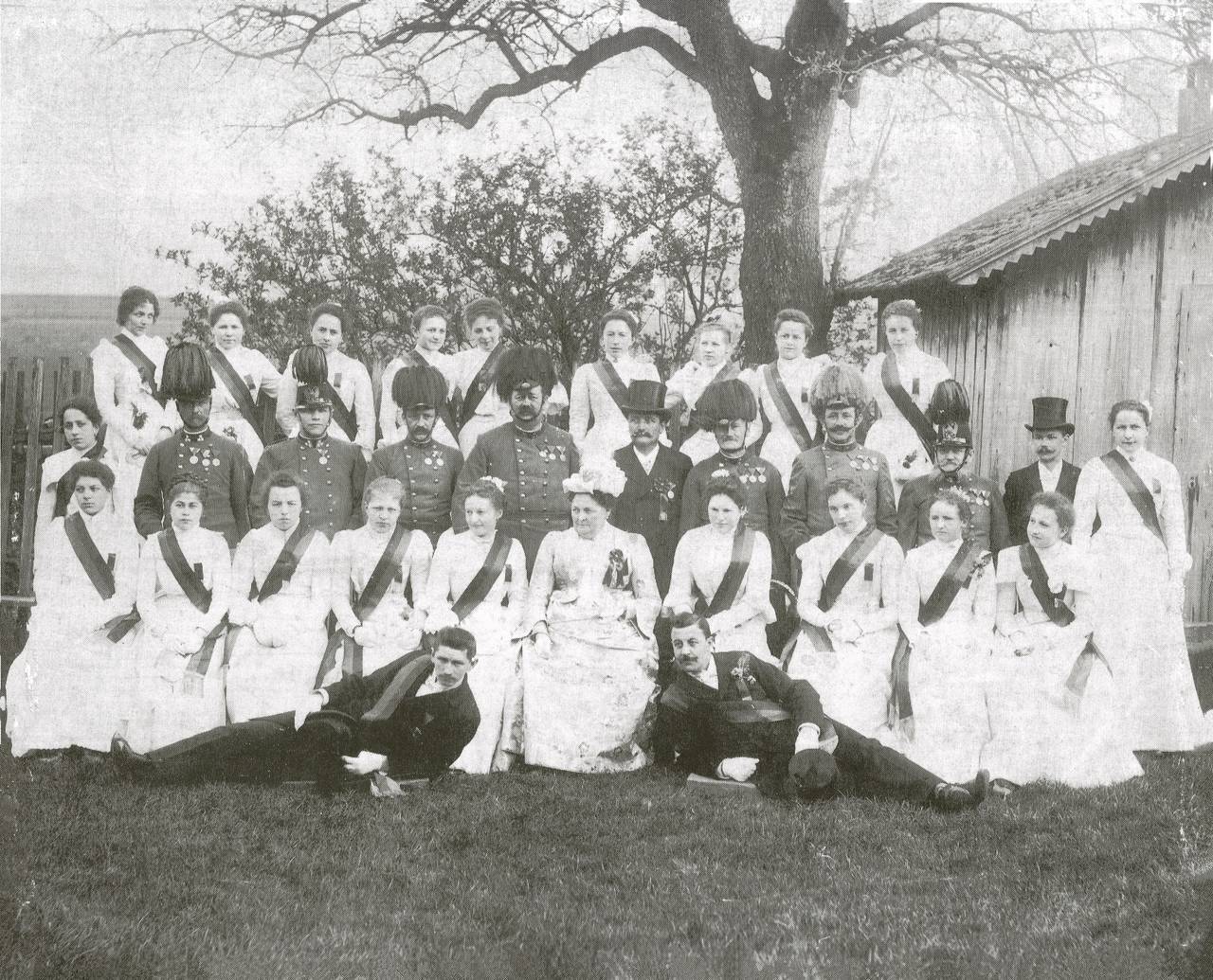 Fahnenweihe des k. und k. Bürgerkorps am 19. Mai 1902 - Gruppenbild mit ...